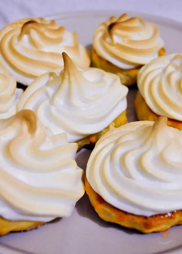 Soft curd cookies na may Italian meringue.