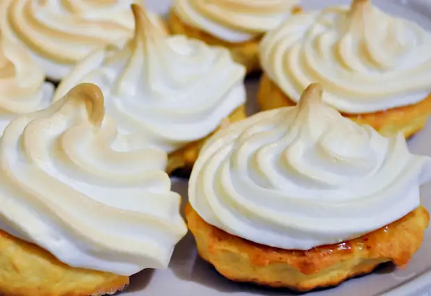 Soft curd cookies with Italian meringue