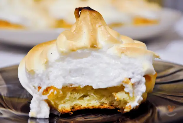 Soft curd cookies with Italian meringue