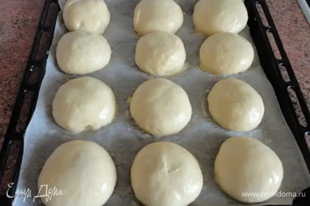 We put on the baking sheet down. We give buns 40-40 minutes away. Before baking, lubricate the yolk mixed with milk. We bake 15-20 minutes in the oven, heated to 180-200 ° C.