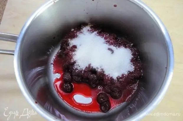 For the filling of sugar mix with cherry peeled from the bones. Put on fire, gradually bring to a boil, boil 1-2 minutes and remove with the plates cool.