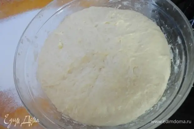 The finished dough is heated in heat to increase in a volume of 2-2.5 times.