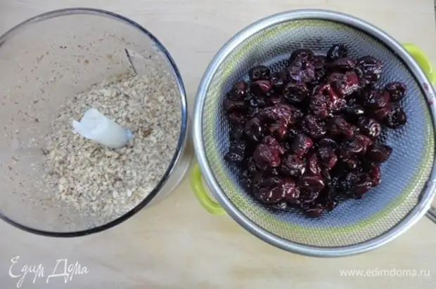 While the dough is suitable, the cherry cooled. From it it is necessary to drain syrup. Nuts crush and connect with a berry. Stuffing is ready.