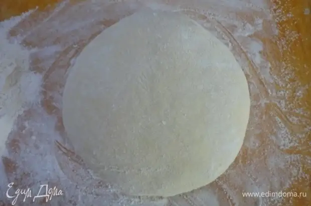 The dough approached the dough and lay out the table or board on the fallen flour.