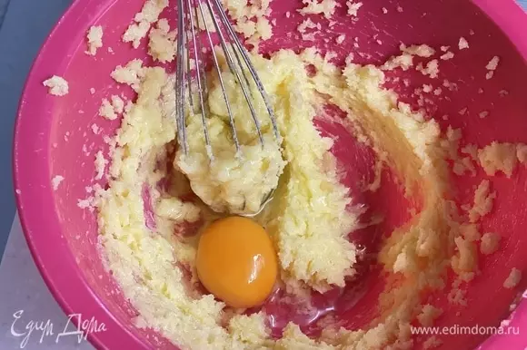 Minyak, gula dan vanila mengalahkan mixer menjadi krim yang subur. Tambahkan 1 Telur dan Yolk.