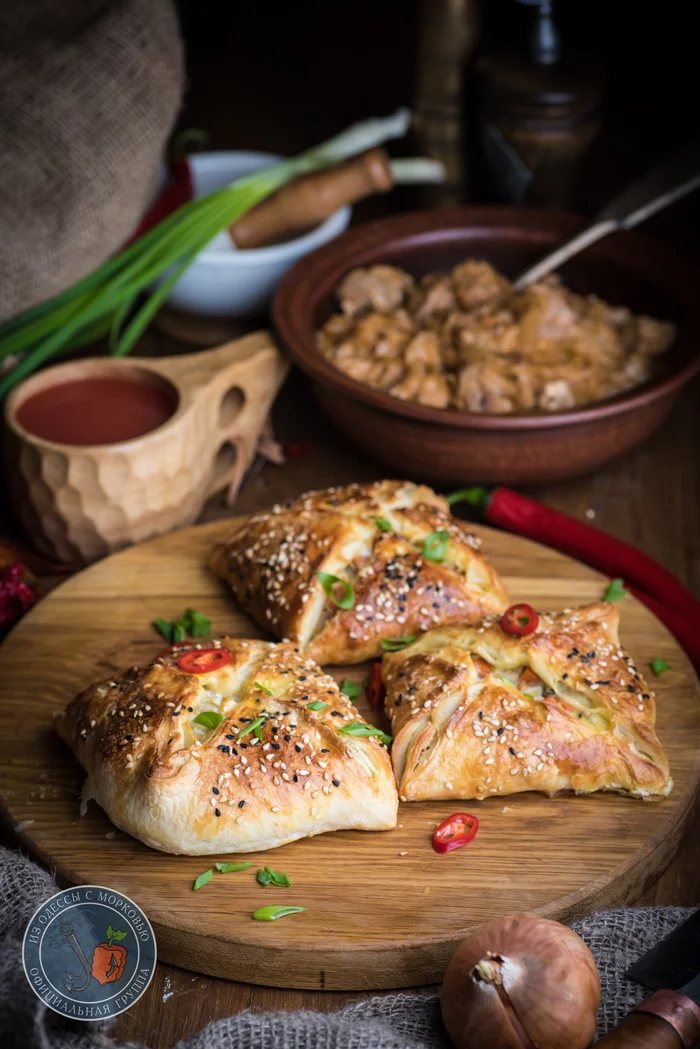 Mga sobre na may manok at gulay sa isang pylled dough.