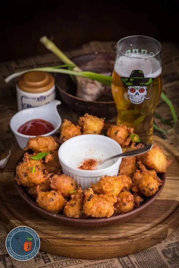 Boules de fromage croustillantes. À la bière et non seulement