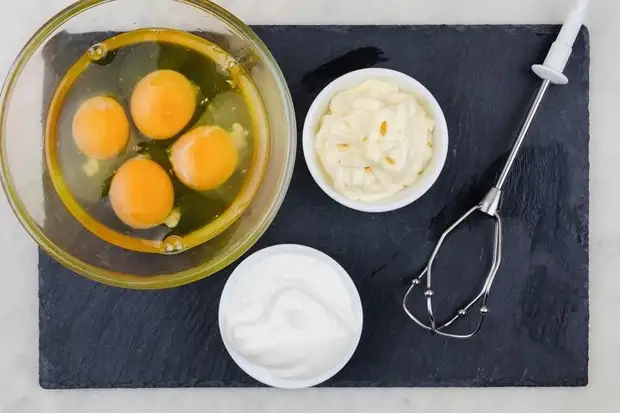 Saftig kål gryte med ost. Velsmakende, forsiktig, appetittvekkende!