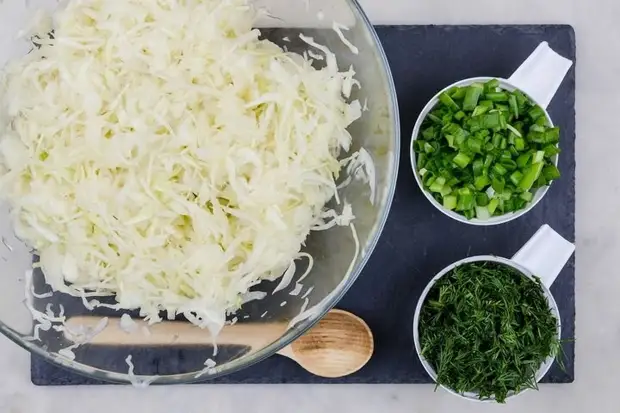 Saftig kål gryte med ost. Velsmakende, forsiktig, appetittvekkende!