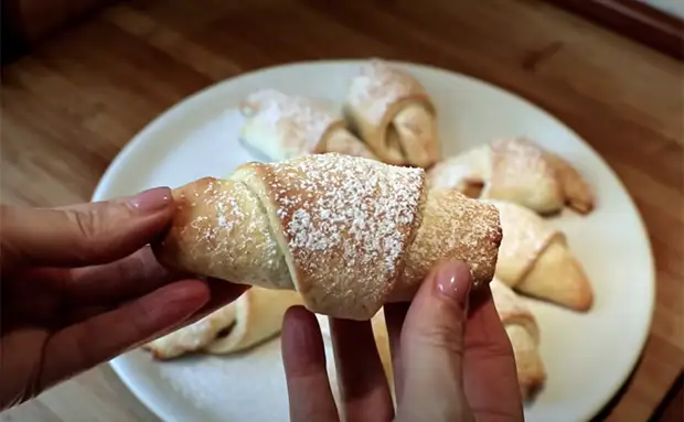 Croissant con mele. 8 pezzi di un pellet in 5 minuti