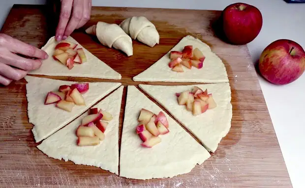 Croissant con mele. 8 pezzi di un pellet in 5 minuti