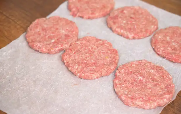 Eccellente alternativa a cotolette arrostite: macinare fuori dal ripieno nel forno