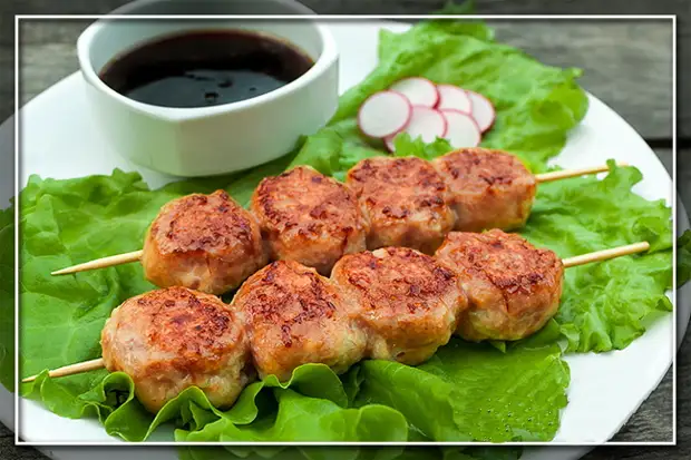 Tsukune - Ny hetaheta akoho japoney amin'ny skewers