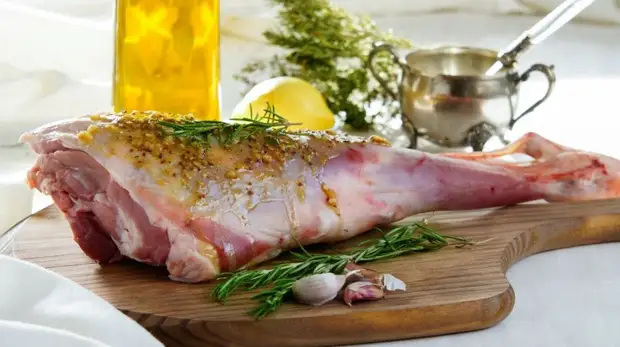 Lambs गंधहीन: 5 Marinades कोण ते कमी होईल