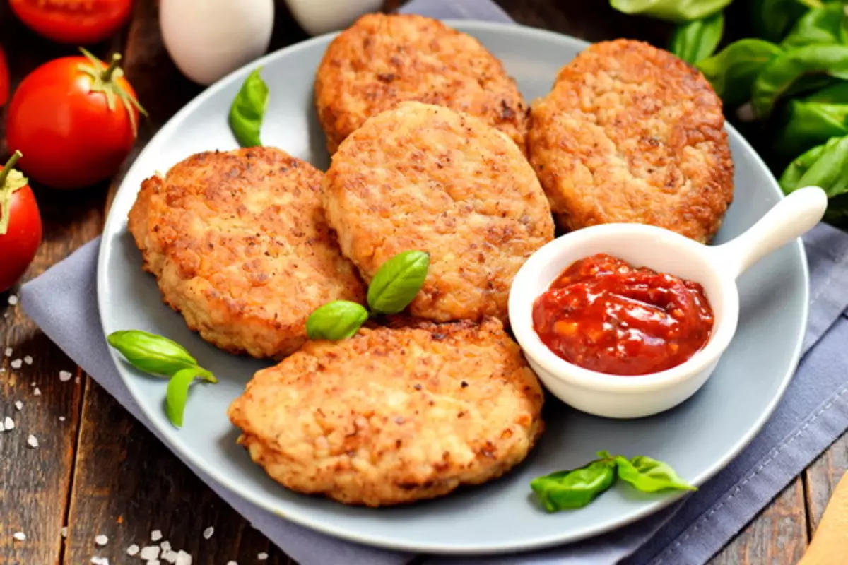 Cutlets "a kan keefir" - m da muwana (don haka suka shirya mahaifiyata da kaka)