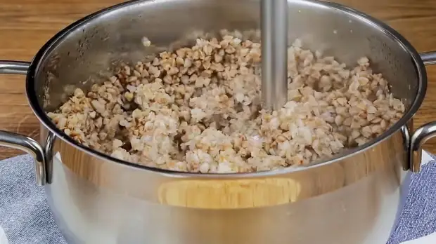 Mencampur nasi dengan soba, Anda menyiapkan makan malam yang lezat