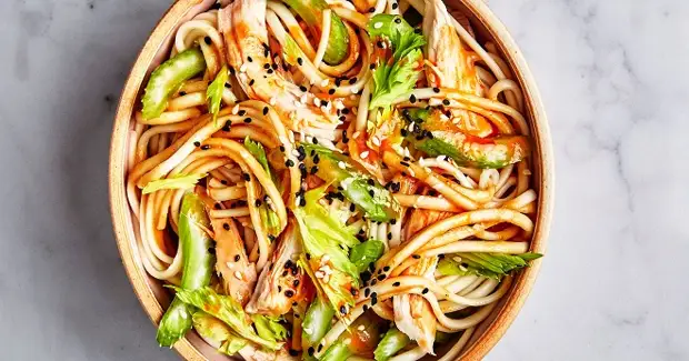 Udon le sicín agus glasraí - oideas blasta, mias spicy don teaghlach ar fad