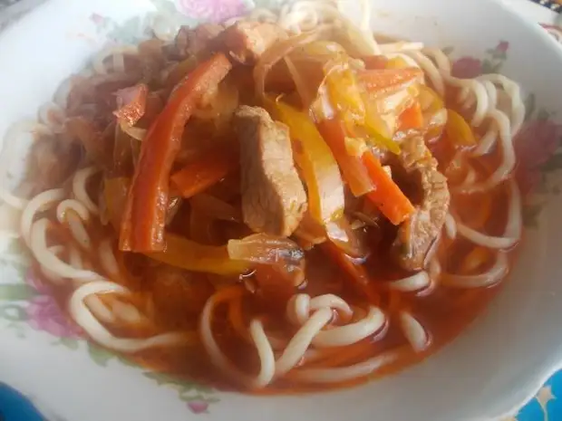 Lagman dengan mie yang ditarik