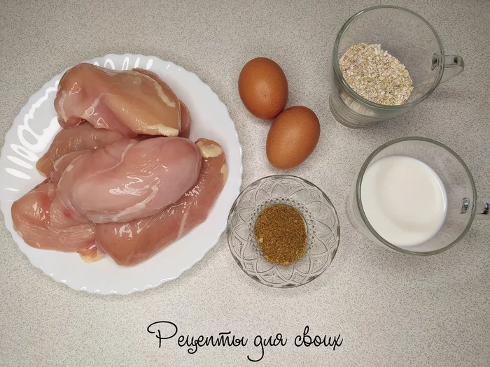 Salsicce fatte in casa dai petti di pollo e della crusca di avena