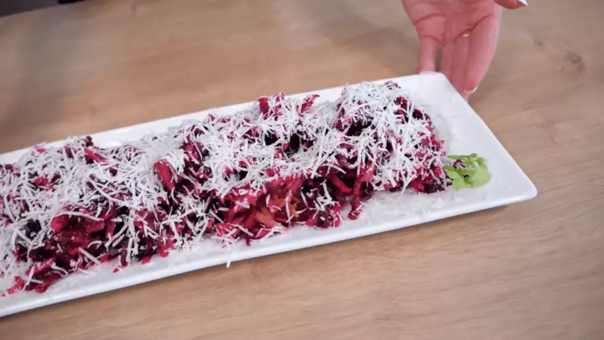 Salad da mai rahusa da mai rahusa tare da beets: mai dadi, mai amfani kuma koyaushe ta hanyar