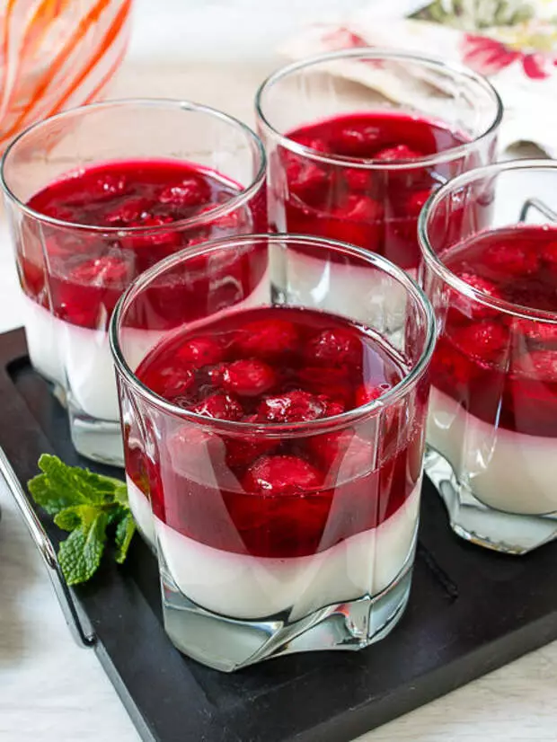 Berry Joghurt desszert cseresznyével