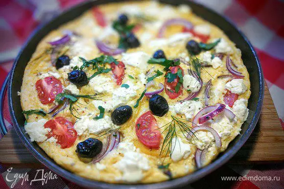 დასრულდა omelet წიწაკა, sprinkle ერთად მწვანეთა და sprinkle ერთად ზეითუნის ზეთი.