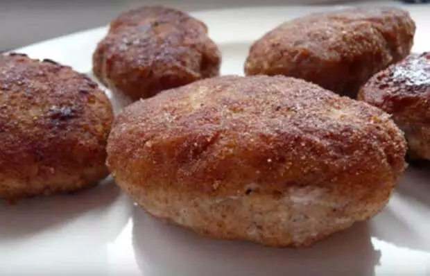 Fem cutlets, com al menjador soviètic de l'escola