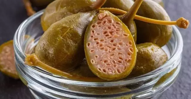 Capers dalam memasak: apa itu dan dengan apa yang mereka makan