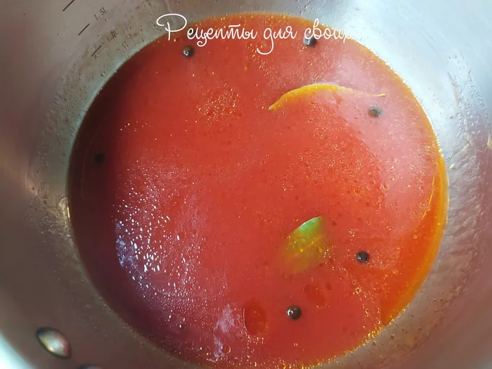 Hareng mariné dans la sauce tomate