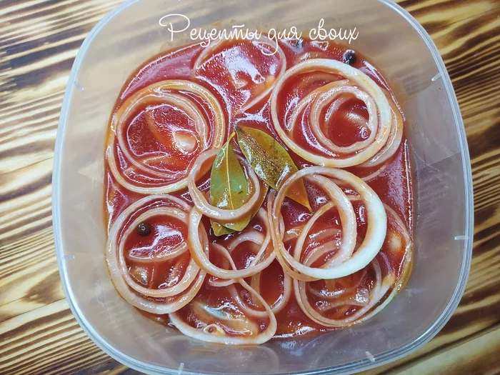 Hareng mariné dans la sauce tomate