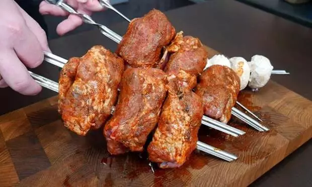 Dûbele Kebab yn 'e oven wurdt krigen fan' e Mangala. Foegje champignons ta en bôge