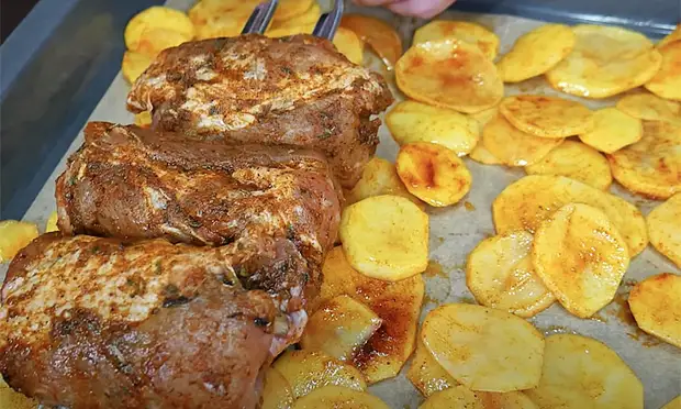 Dvostruki kebab u pećnici dobiva se iz mangale. Dodajte gljive i luk