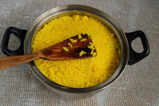 Ocultamos as verduras e a carne cunha capa de arroz quente, pegando un pau en varios lugares, pour caldo