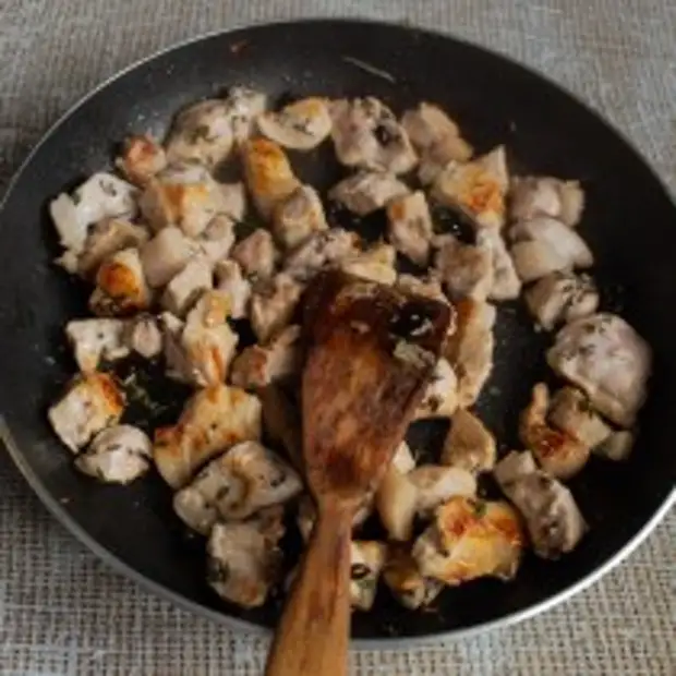 Carne frita, espolvoreo con sal e pementa, engade flashes de tomiño