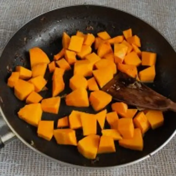 Yn deselde fry panne, fry pumpkin, sâlt, sprinkelje mei in knipe sûker sân