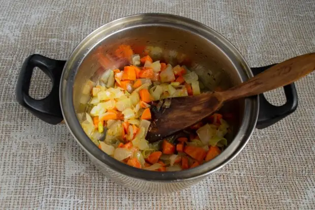 Nunha caldera ou pan pór cebolas asadas con cenoria