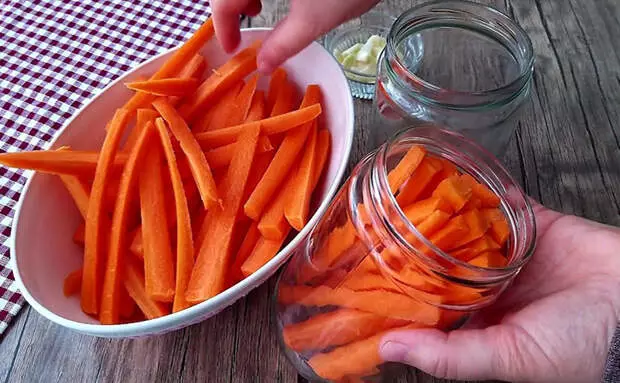 Odrezali smo mrkve i stavili posudu s maslacem i češnjem od češnjaka. Snack za zamjenu slanih krastavaca