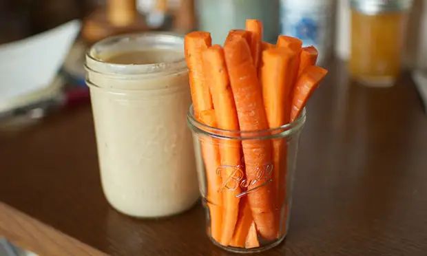 Vi skar gulerødder sammen og sætter i en krukke med smør og hvidløg. Snack til udskiftning af saltede agurker