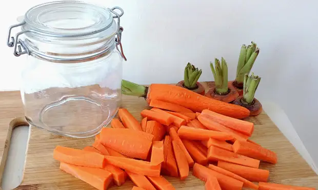 Vi skar gulerødder sammen og sætter i en krukke med smør og hvidløg. Snack til udskiftning af saltede agurker