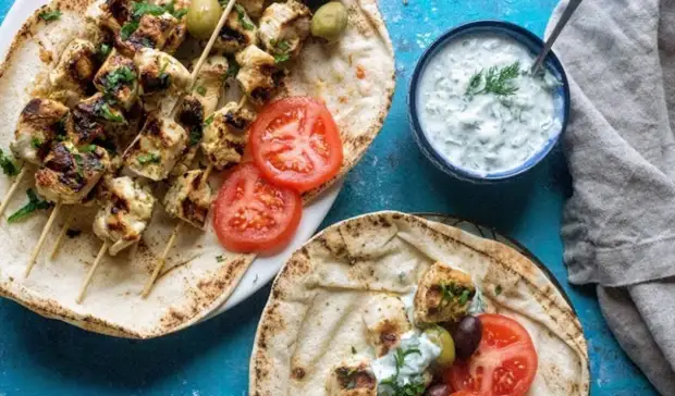 Es stellt sich den ganzen Fall in der rechten Marinade heraus. Einfaches Rezept für griechische Hühnchen-Kebabs