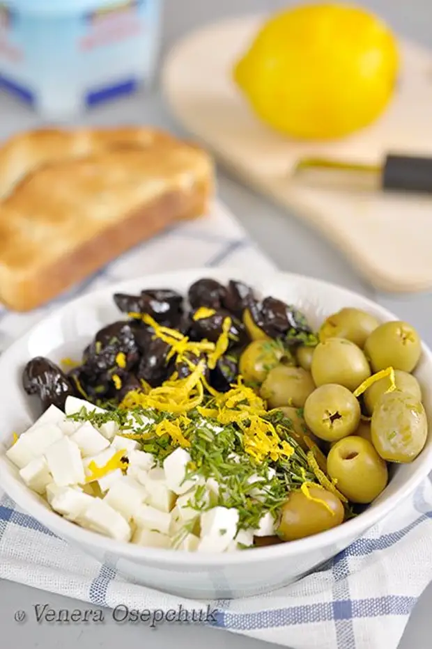 Salát (svačina) s olivami a feta