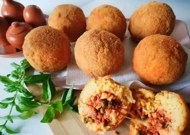 Go'shtli grafik bilan ARANCINI