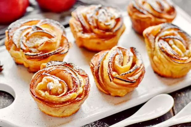 Apples + Pastry Pastely = Irrealistic Beautiful "Roses" ao té (perfecto cando quere delicioso, pero non hai tempo)