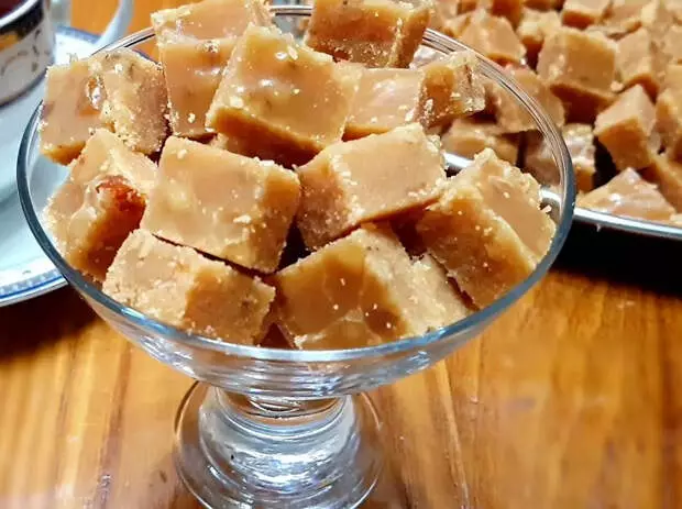 Pinakuluang asukal sa gatas: simpleng delicacy o abot-kayang dessert