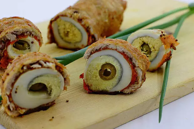 Karne roll na may itlog: 4 pinakamahusay na recipe