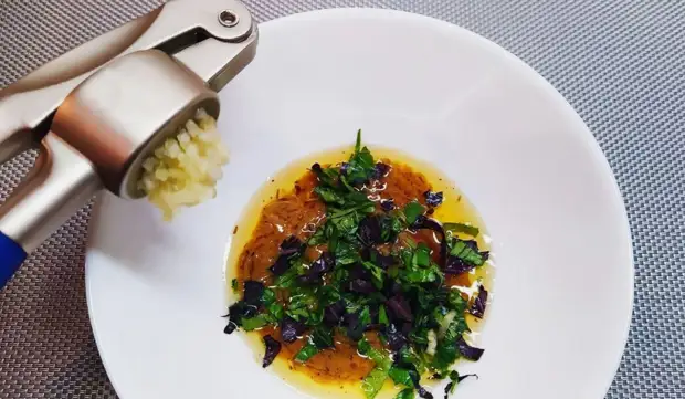 Rollo de carne checo con albahaca y ajo - almuerzo maravilloso para toda la familia