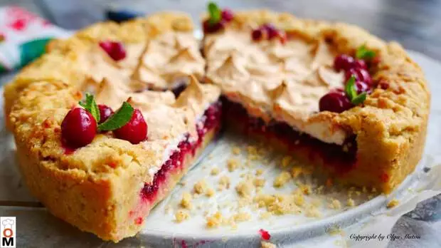 Pie menguli dengan cranberry dan meringues