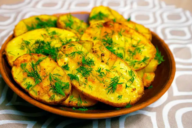 Ang mga patatas ay hindi lutuin ngayon at hindi magprito. Natagpuan ang isang unibersal na recipe kung paano magluto ito masarap.