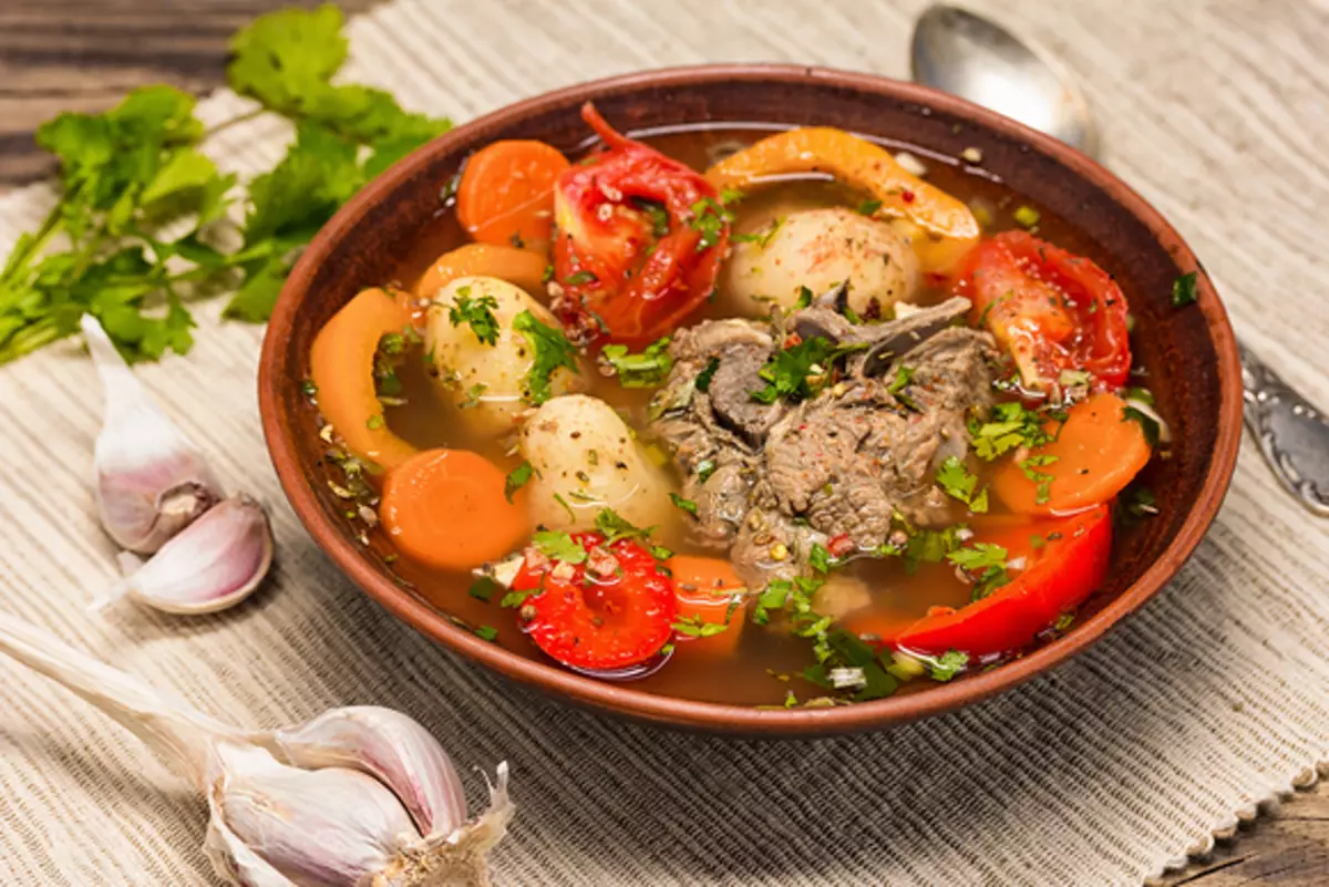 Mittagessen mit orientalischem Flair: Wie man Shurpa-Suppe kocht