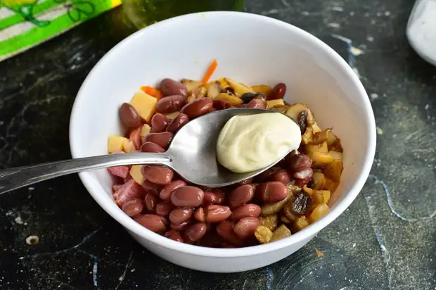 French saladhi ine mushrooms - inonaka uye yakajeka